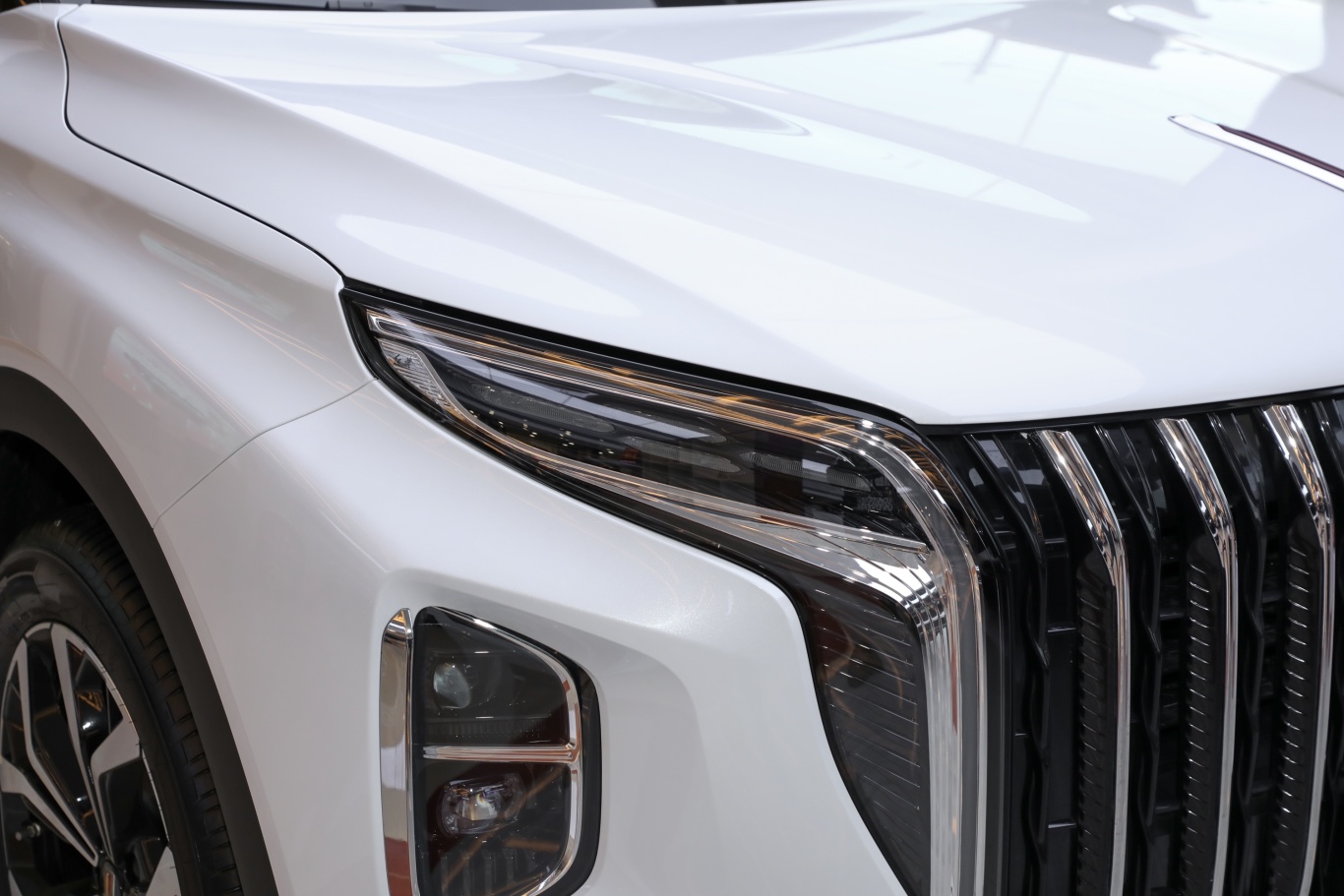 【红旗HS72.0T 四驱旗畅版 6座外观细节图片-汽车图片大全】-易车