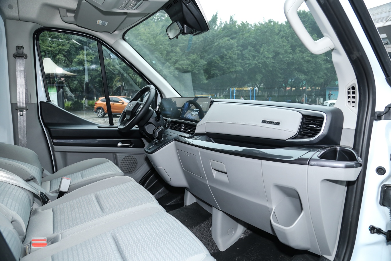 【全顺T82.3T 自动短轴中顶多功能版 6座(3+3)内饰全景副驾方向图片-汽车图片大全】-易车