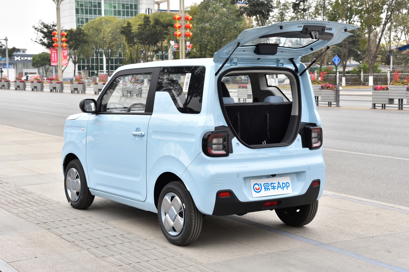 【熊猫熊猫mini 200km 耐力熊后备厢开启45度侧拍图片-汽车图片大全】-易车