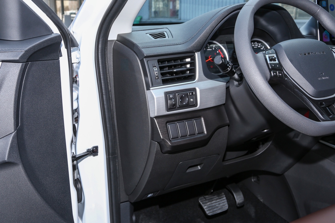 【风行T5盛世款 1.6L CVT圆梦版 5座主驾驶位图片-汽车图片大全】-易车