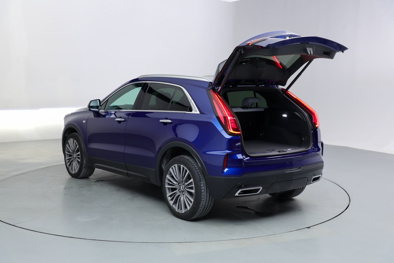 【凯迪拉克XT428T 两驱尊贵型后备厢开启45度侧拍图片-汽车图片大全】-易车