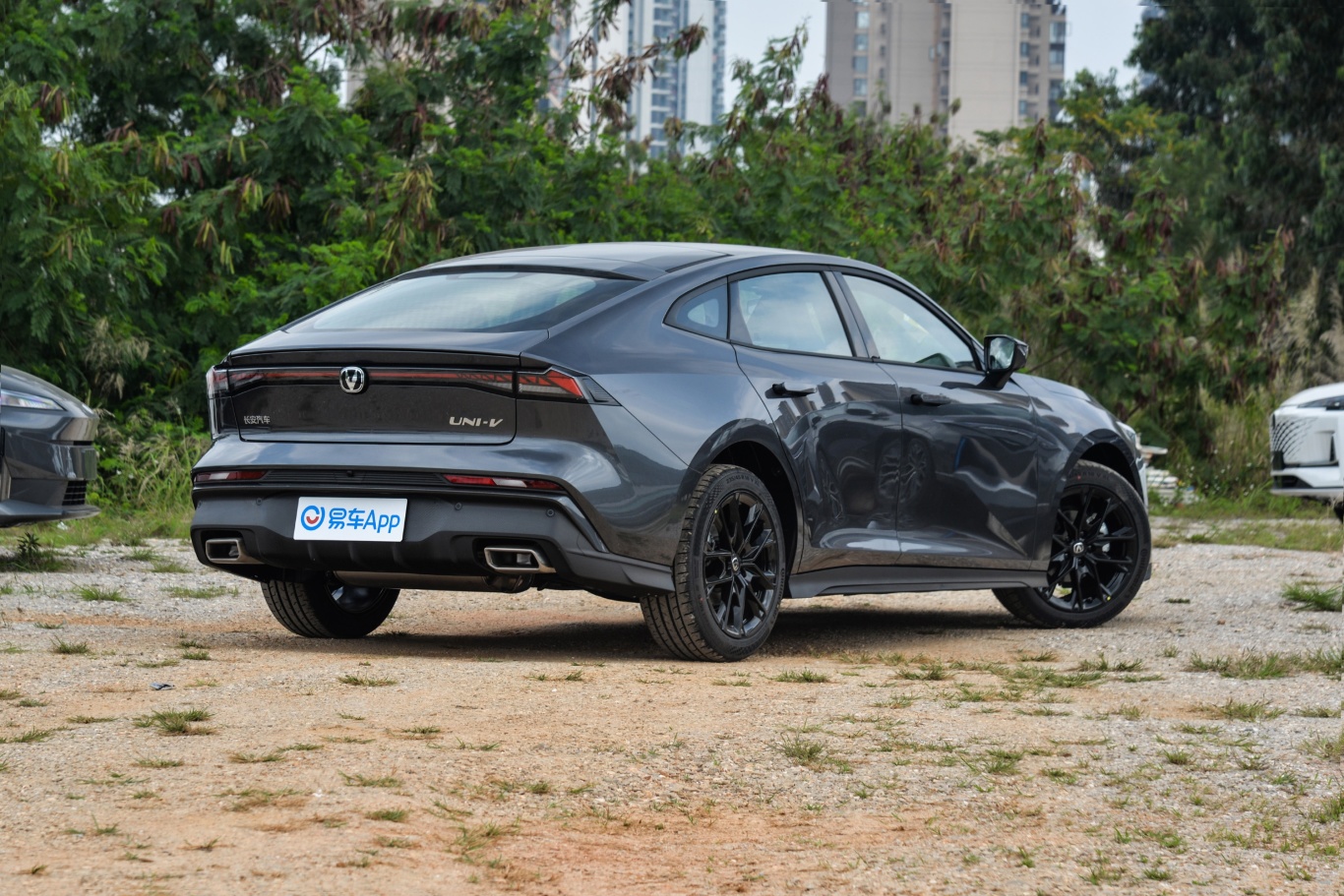 【长安UNI-V1.5T 尊贵型侧后45度车头向右水平图片-汽车图片大全】-易车
