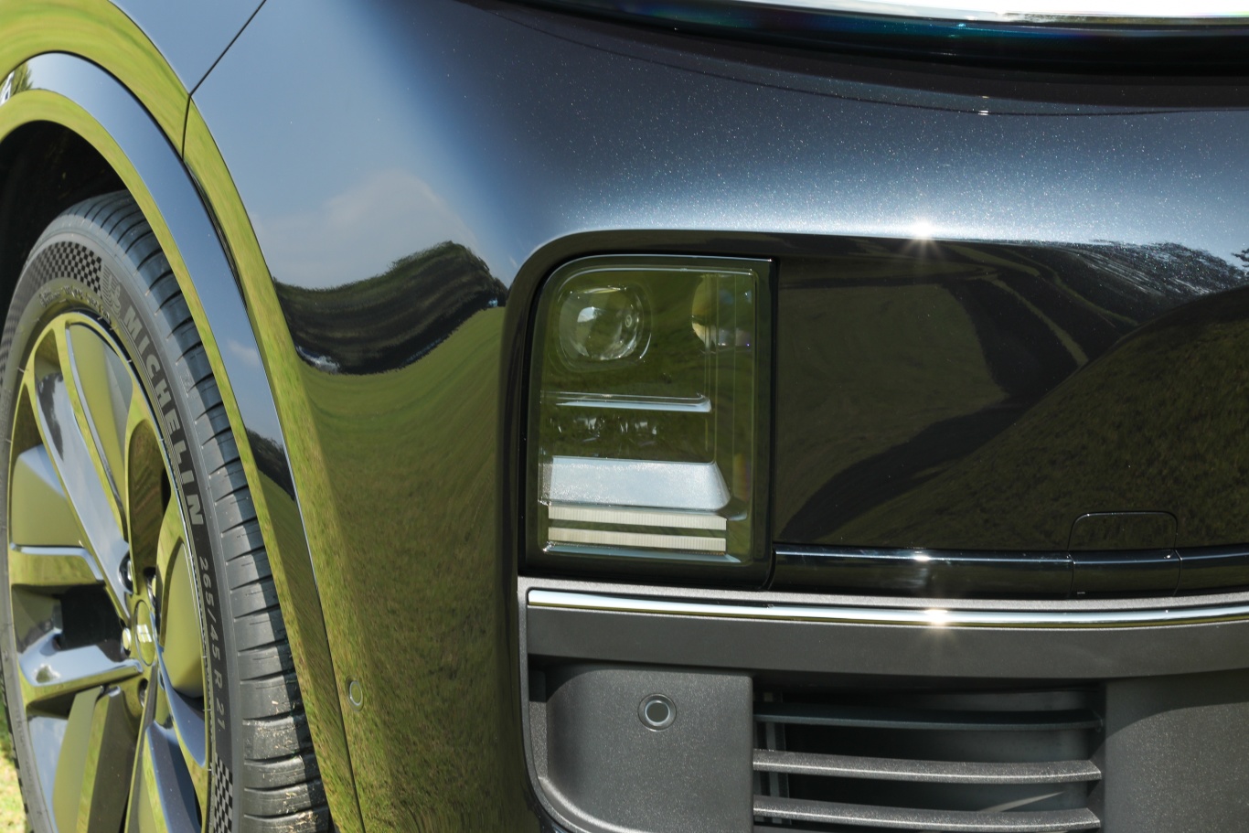 【理想L9L9 Ultra大灯侧45度俯拍图片-汽车图片大全】-易车