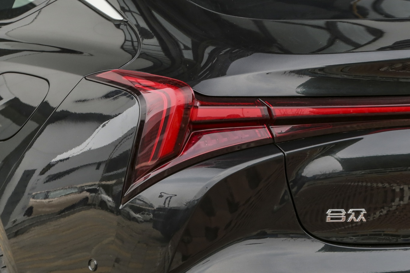 【哪吒S增程版 310km 1160 AR-HUD版外观灯组图片-汽车图片大全】-易车