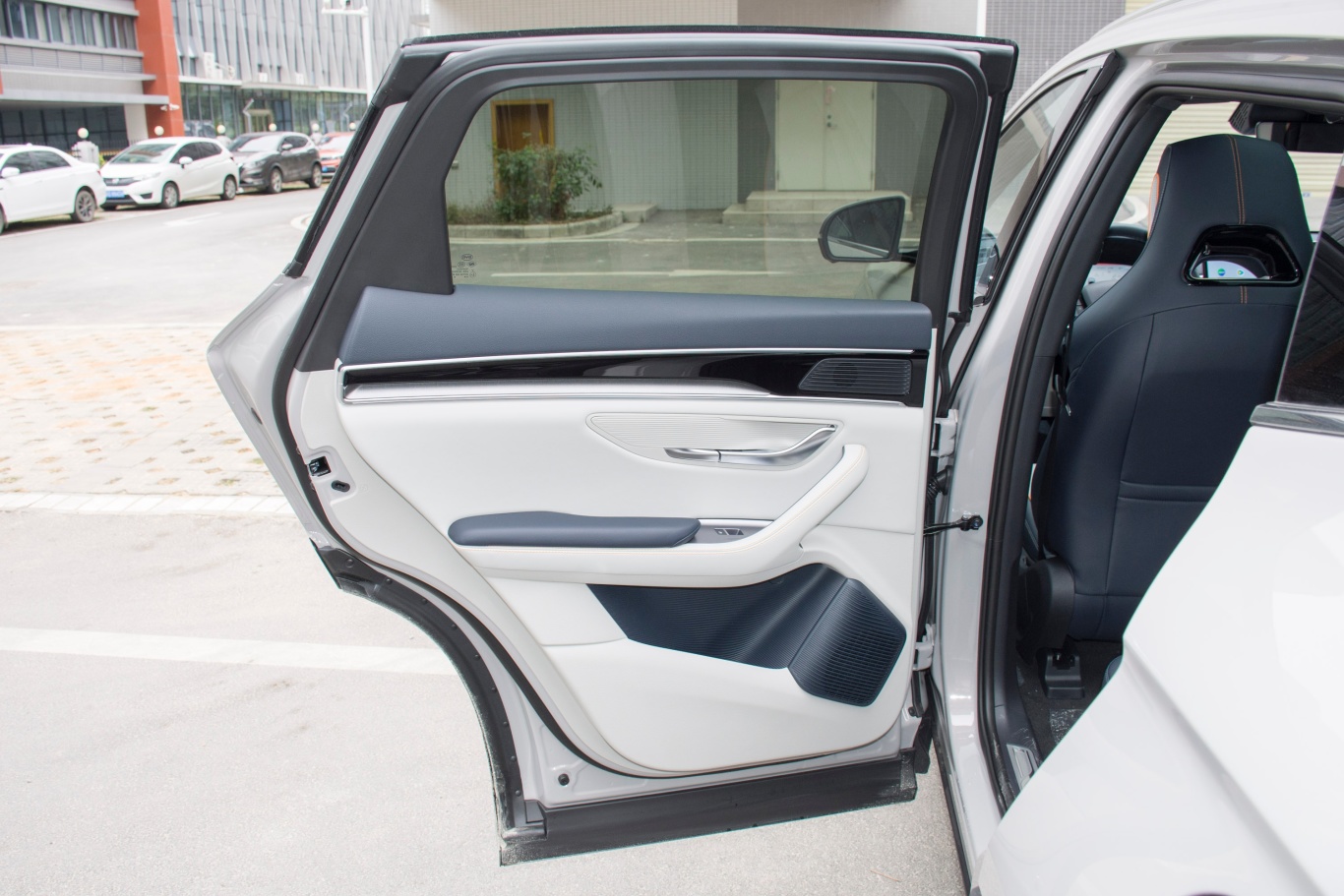 【宋PLUS新能源EV 荣耀版 520km 旗舰型驾驶员侧后车门图片-汽车图片大全】-易车