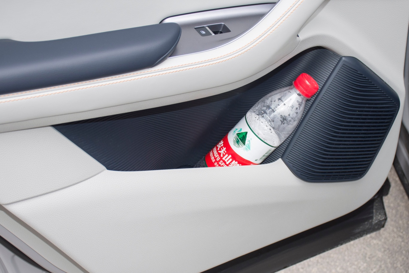 【宋PLUS新能源EV 荣耀版 520km 旗舰型后排功能图片-汽车图片大全】-易车