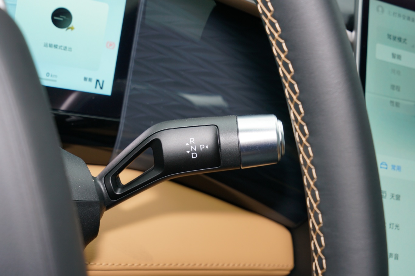 【银河L7龙腾版 1.5T 115km PLUS主驾驶位图片-汽车图片大全】-易车