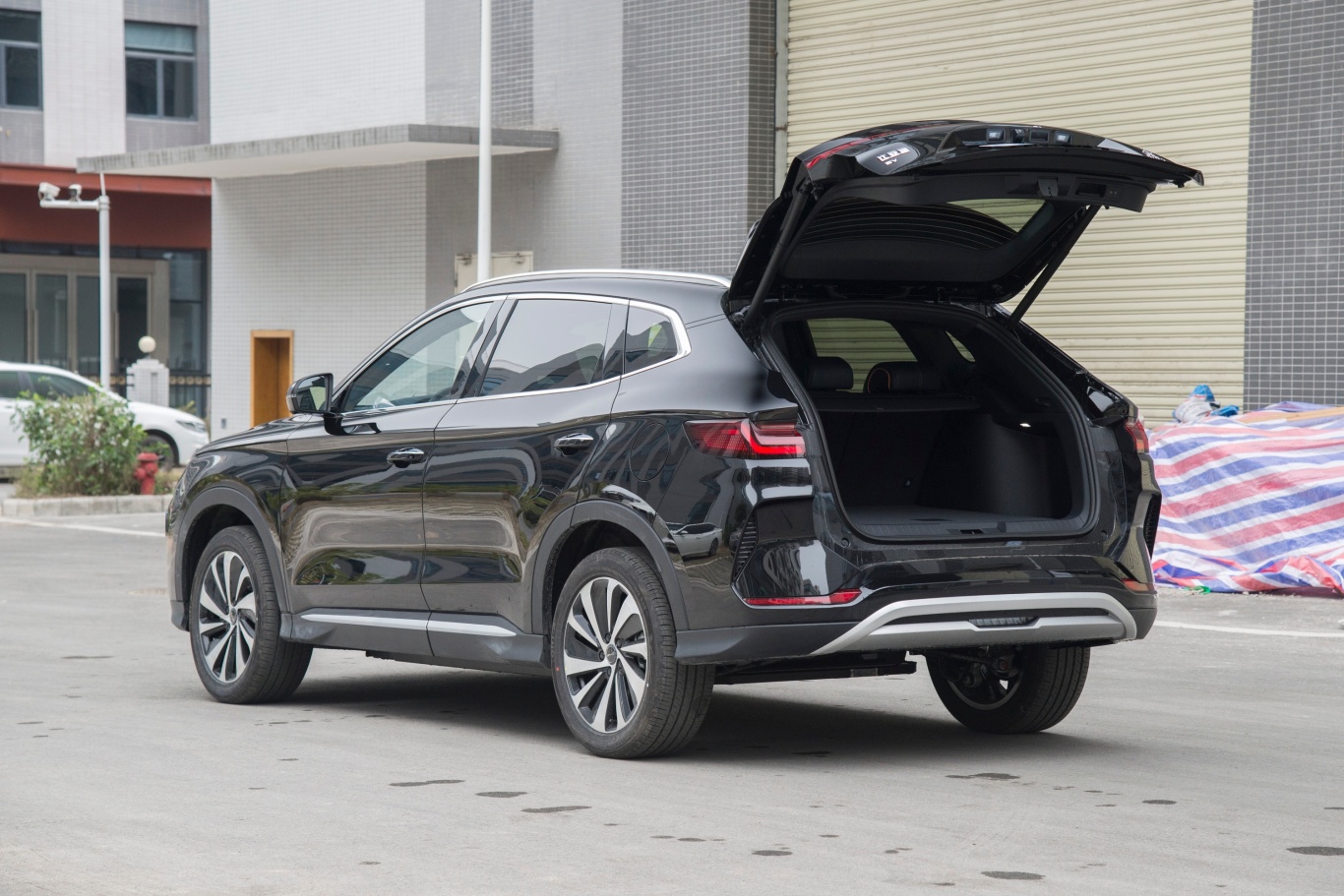 【宋PLUS新能源EV 荣耀版 520km 尊贵型后备厢开启45度侧拍图片-汽车图片大全】-易车