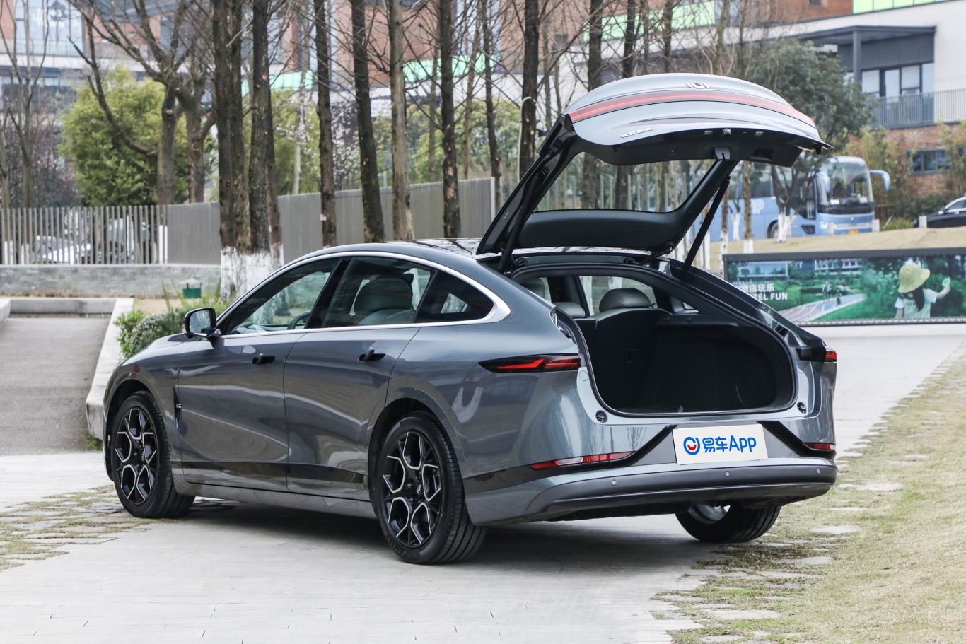 【长安启源A07纯电 真香版 710km 旗舰版后备厢开启45度侧拍图片-汽车图片大全】-易车