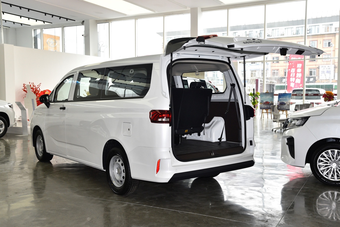 【锐胜王牌M72.0L 手动长轴创富型 7座后备厢开启45度侧拍图片-汽车图片大全】-易车