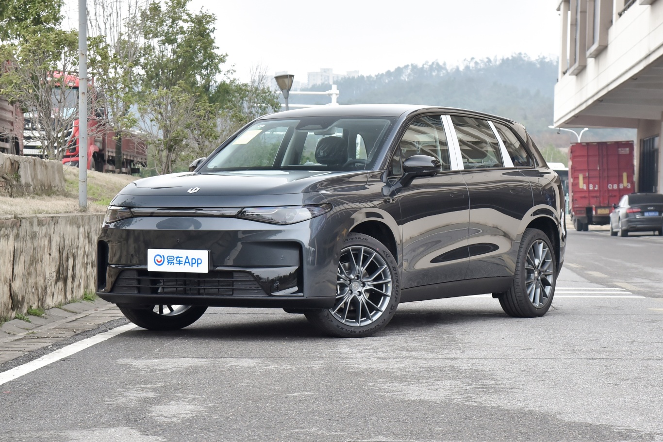 【零跑C10纯电版 530km 530智享版侧前45度车头向左水平图片-汽车图片大全】-易车