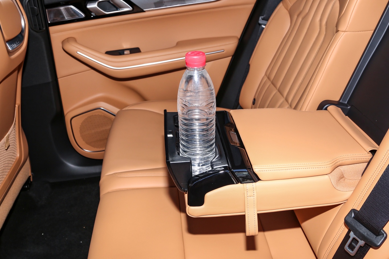 【领克09 EM-PEM-P 2.0T 190km Pro 7座后排(第二排)杯架图片-汽车图片大全】-易车