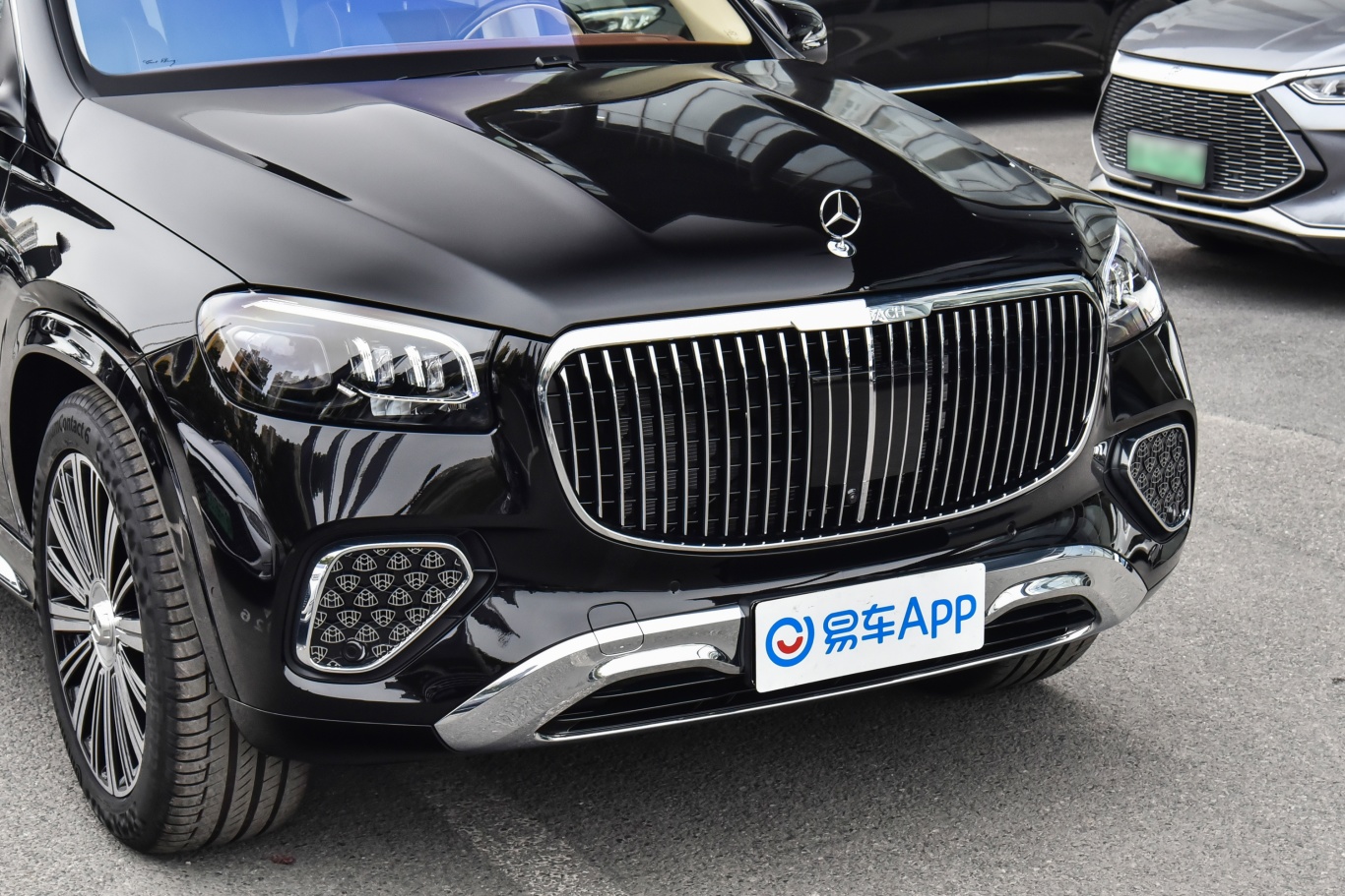 【迈巴赫GLSGLS 480 4MATIC前格栅侧俯拍图片-汽车图片大全】-易车