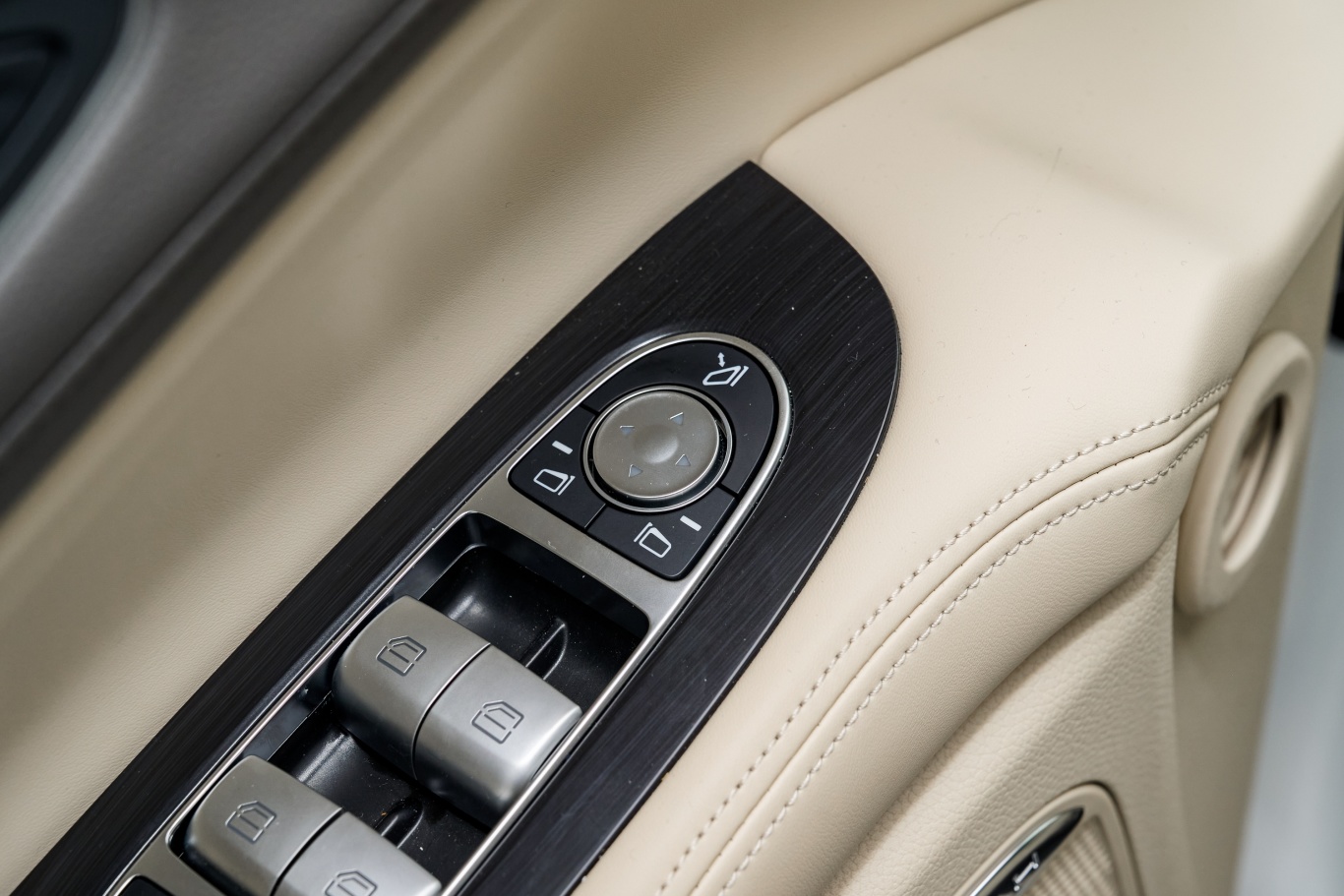 【岚图梦想家插电混动 1.5T 236km 超长续航卓越版 7座后视镜调节键图片-汽车图片大全】-易车