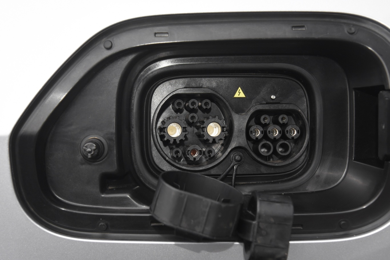 【深蓝G318174km 四驱空悬版快充充电口图片-汽车图片大全】-易车