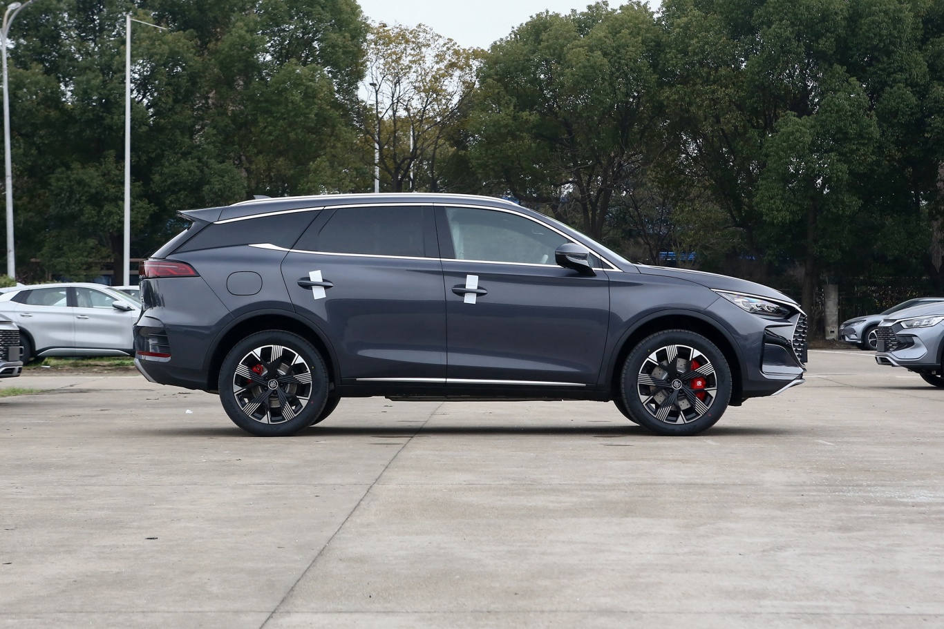 【唐新能源DM-i 荣耀版 1.5T 200km 前驱旗舰型 7座正侧车头向右水平图片-汽车图片大全】-易车