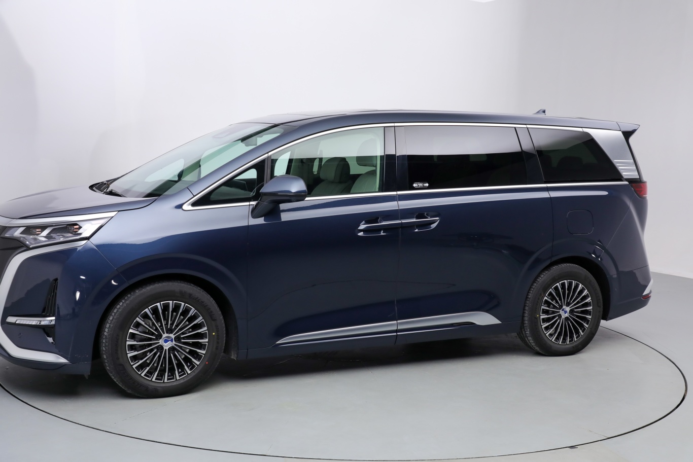 【腾势D9EV 600km 四驱旗舰版 7座外观细节图片-汽车图片大全】-易车