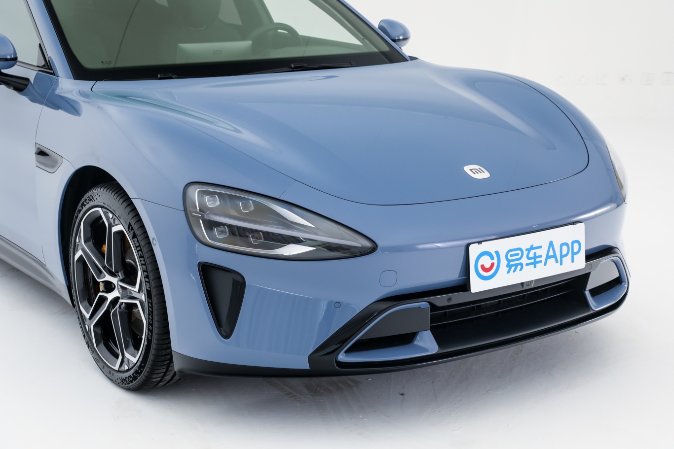 【小米SU7700km 后驱标准长续航版前格栅侧俯拍图片-汽车图片大全】-易车