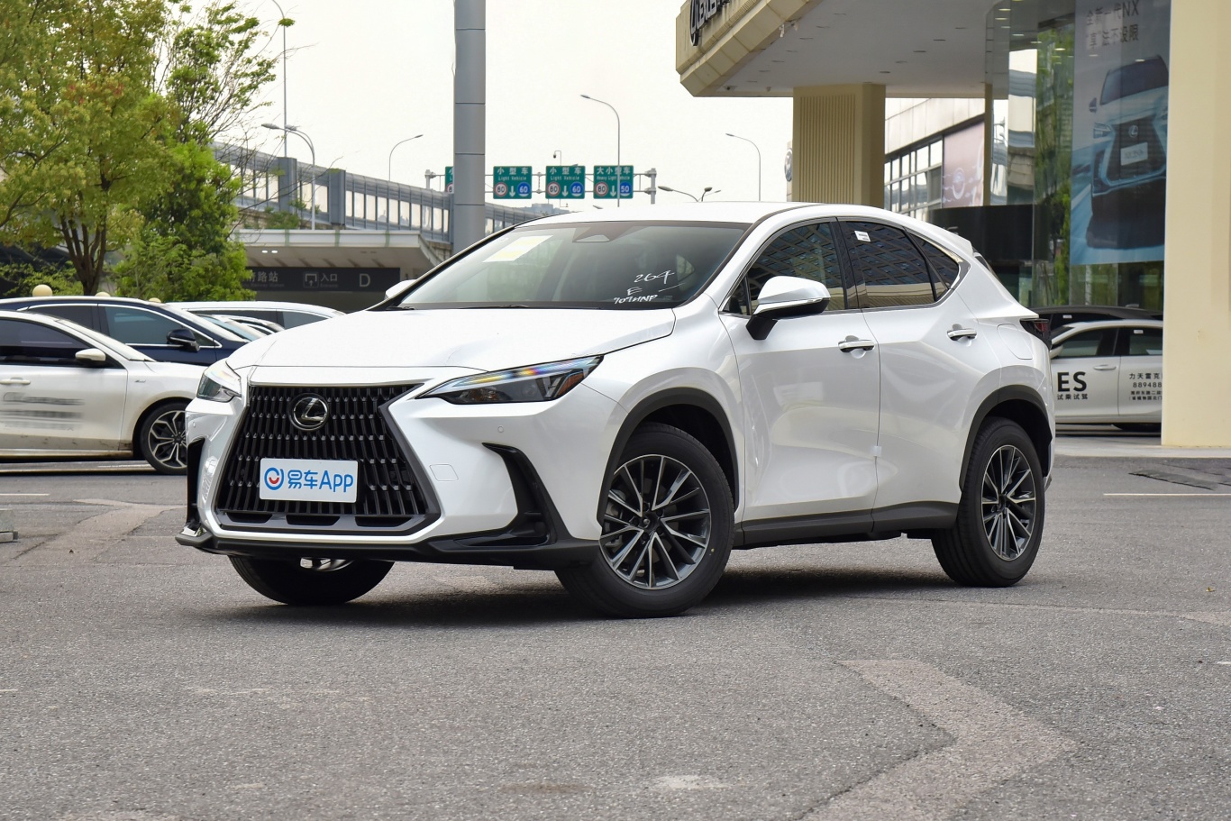 【雷克萨斯NX260 两驱创驰版侧前45度车头向左水平图片-汽车图片大全】-易车
