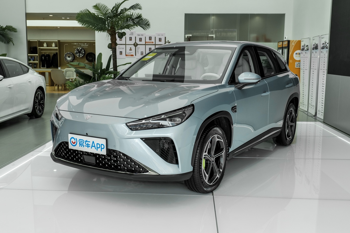 【哪吒L增程版 310km 闪充红衣版侧前45度车头向左水平图片-汽车图片大全】-易车