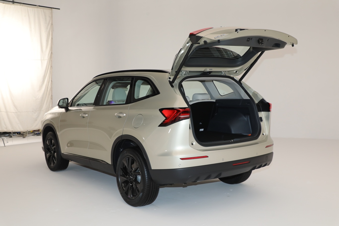 【哈弗H62.0T 四驱Max后备厢开启45度侧拍图片-汽车图片大全】-易车