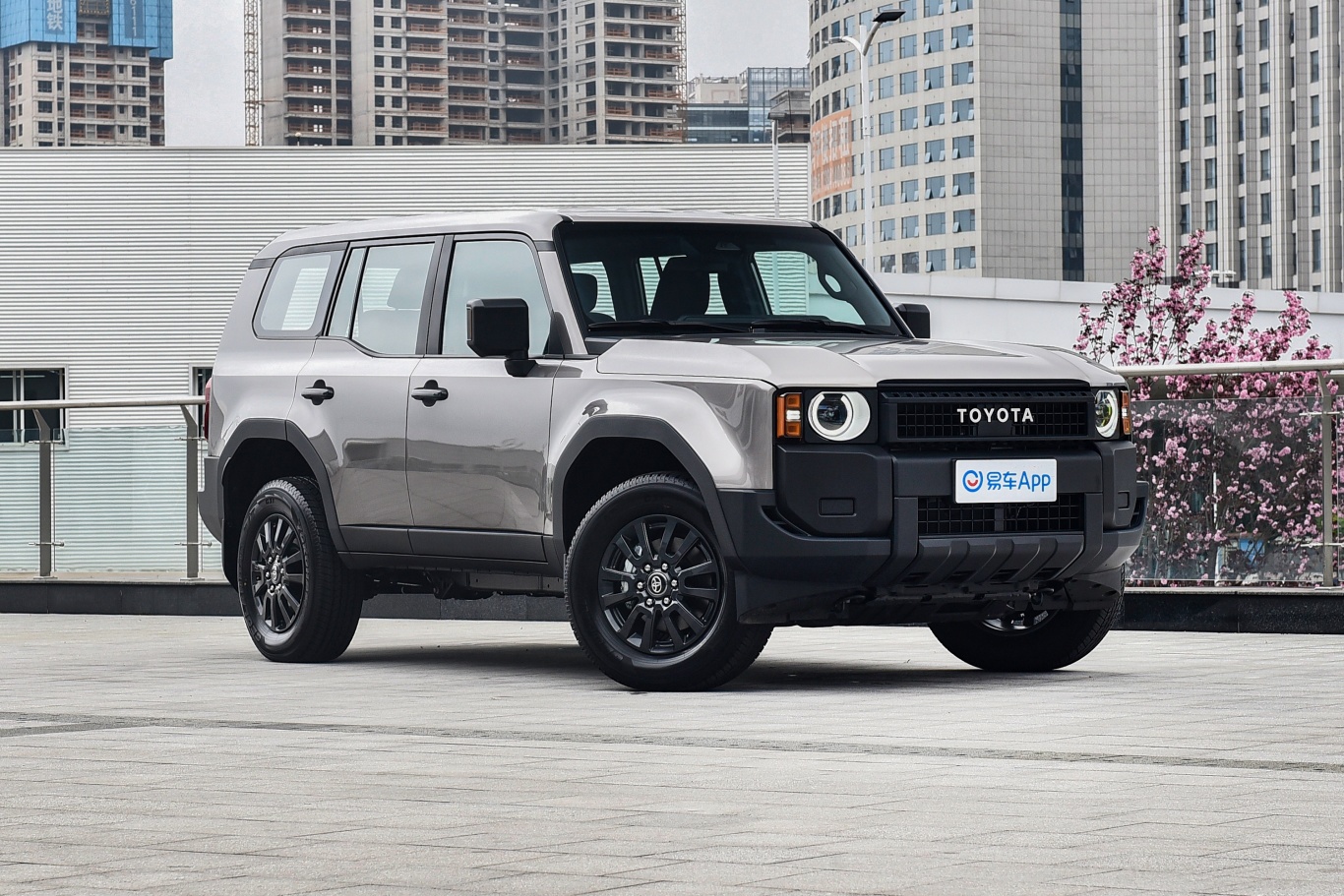 【普拉多双擎 2.4T 穿越BX版 5座侧前45度车头向右水平图片-汽车图片大全】-易车