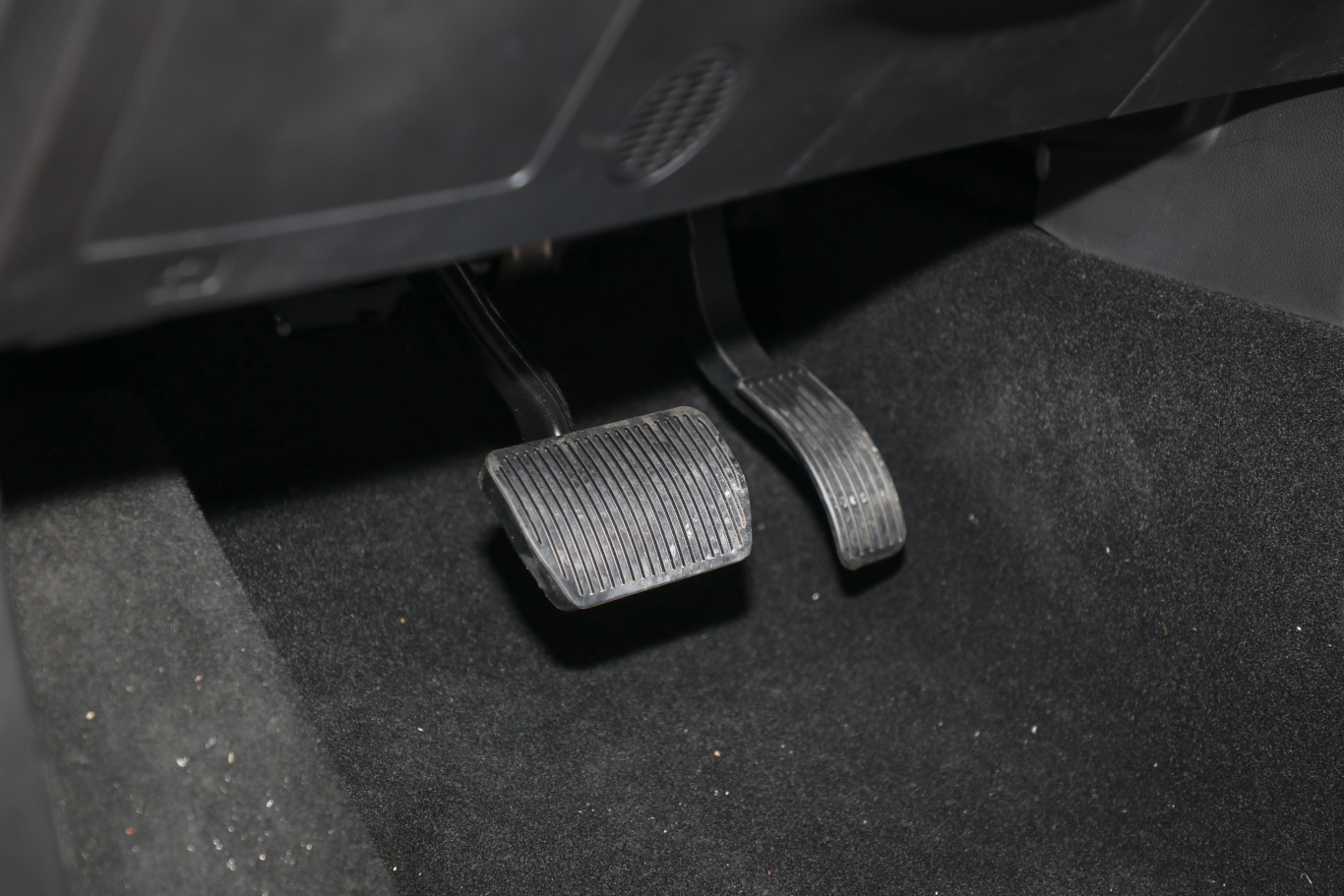 【哈弗H92.0T 极境版 7座 汽油脚踏板图片-汽车图片大全】-易车