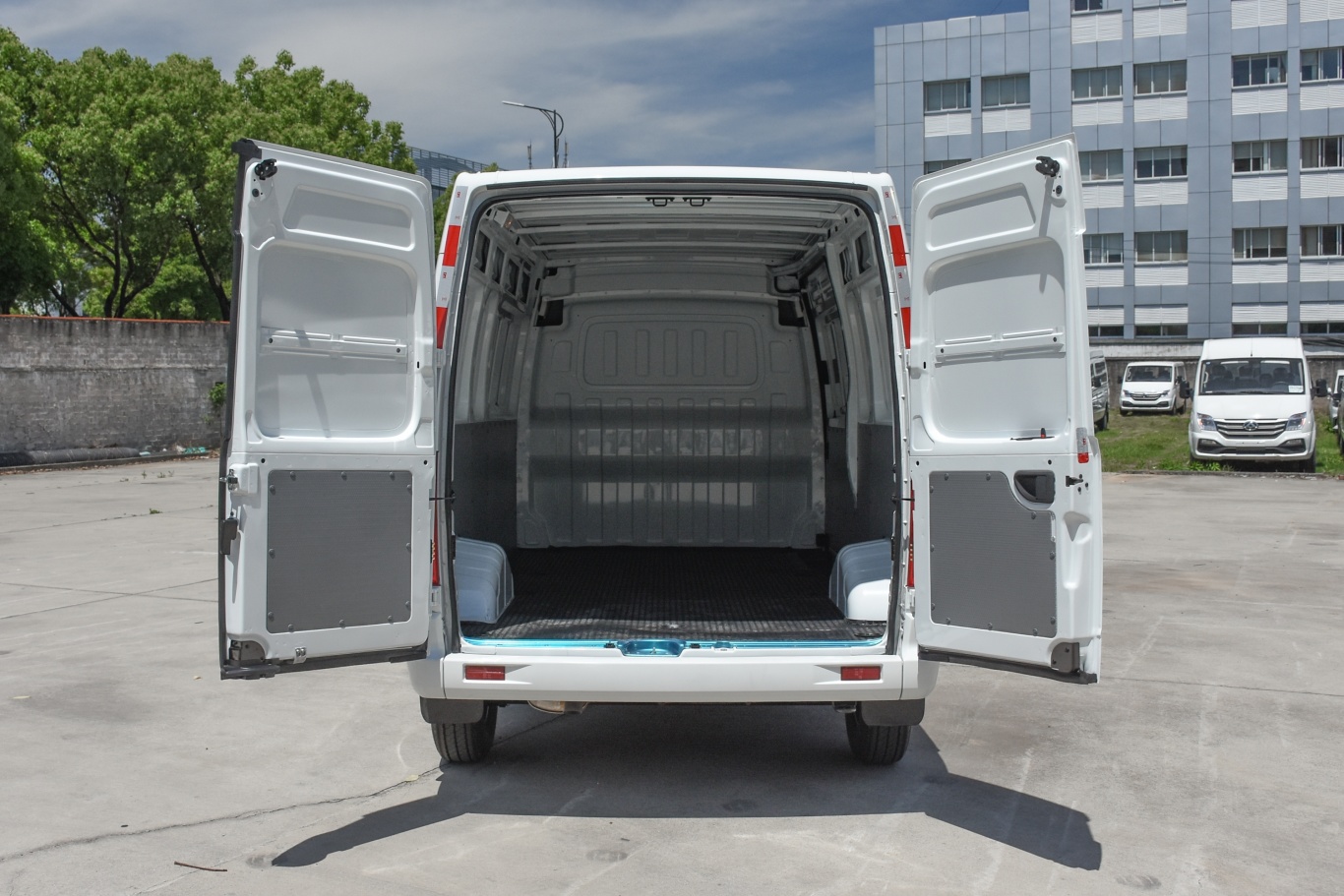 【新途V80城配王 2.0T AMT长轴中顶147Ps超值版 3座后备厢图片-汽车图片大全】-易车