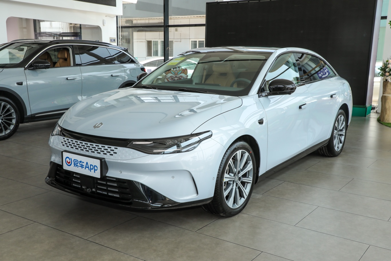 【零跑C01增程版 1.5L 216km 尊享版侧前45度车头向左水平图片-汽车图片大全】-易车