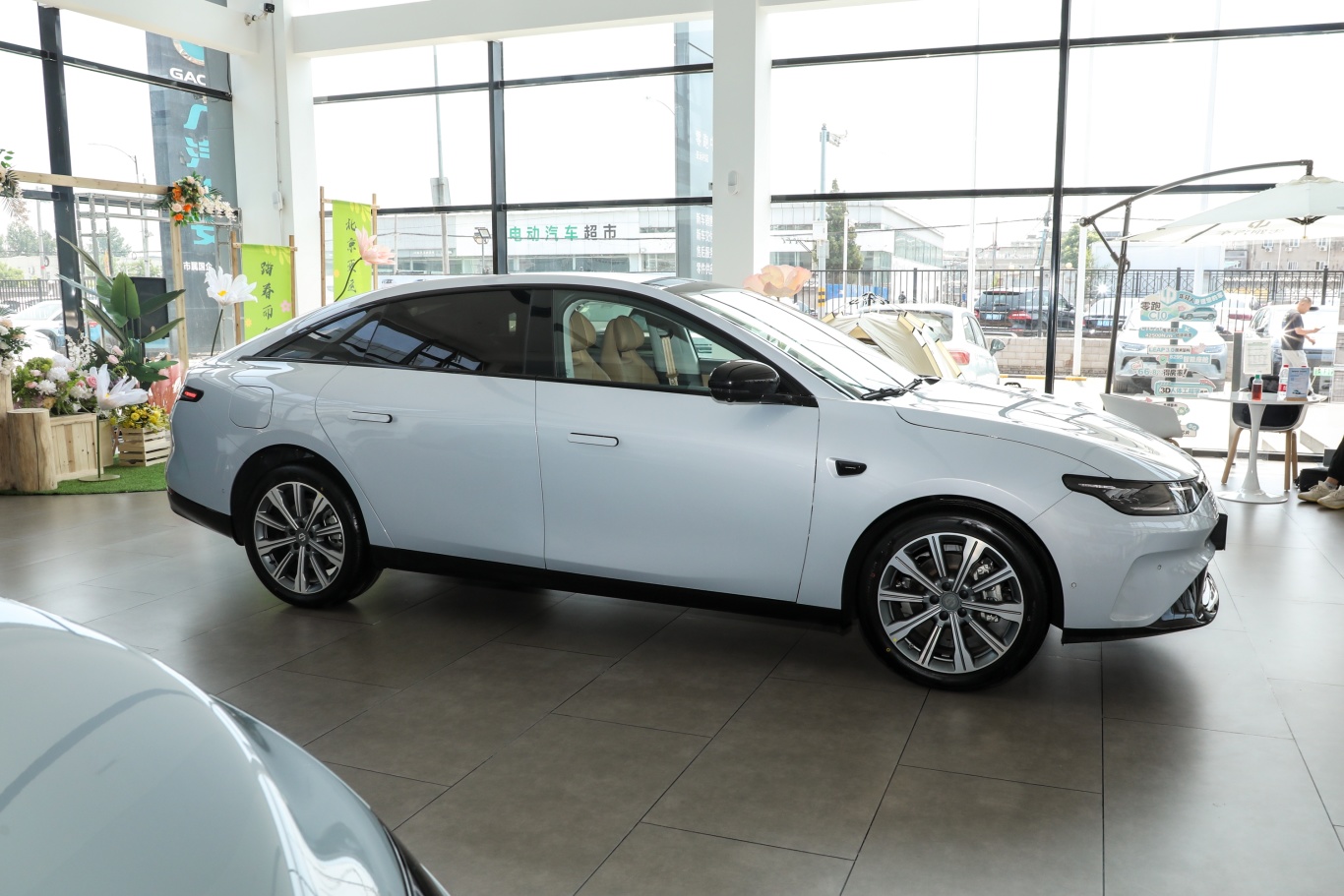 【零跑C01增程版 1.5L 216km 尊享版正侧车头向右水平图片-汽车图片大全】-易车