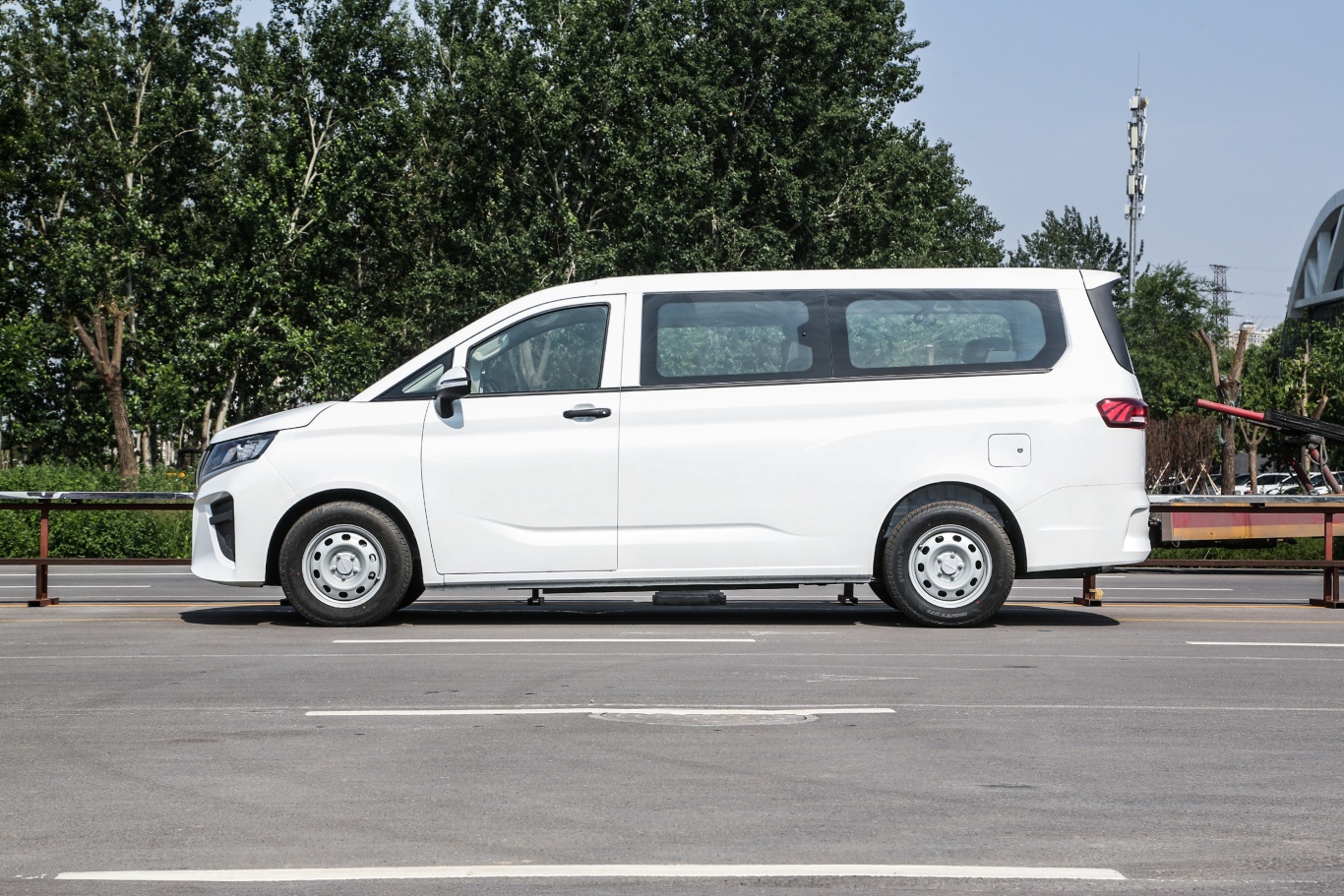 【锐胜王牌M72.0L 手动长轴舒适型 7座 CNG正侧车头向左水平图片-汽车图片大全】-易车