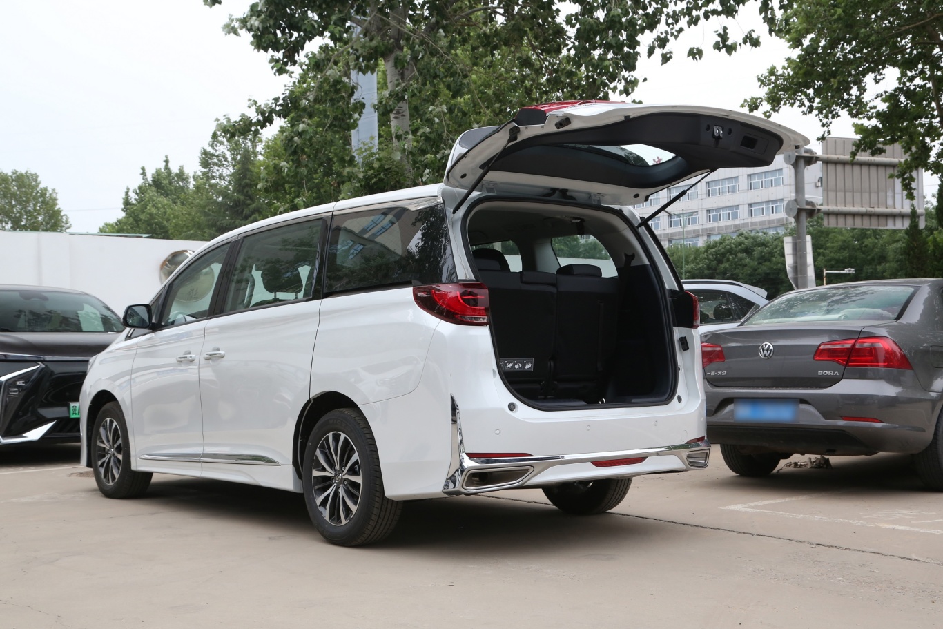 【传祺M8领秀系列 390T 豪华版 7座后备厢开启45度侧拍图片-汽车图片大全】-易车