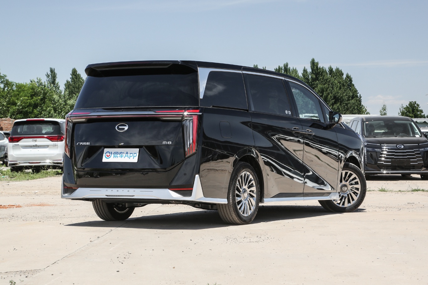 【传祺M8宗师系列 400T 至尊版 7座侧后45度车头向右水平图片-汽车图片大全】-易车