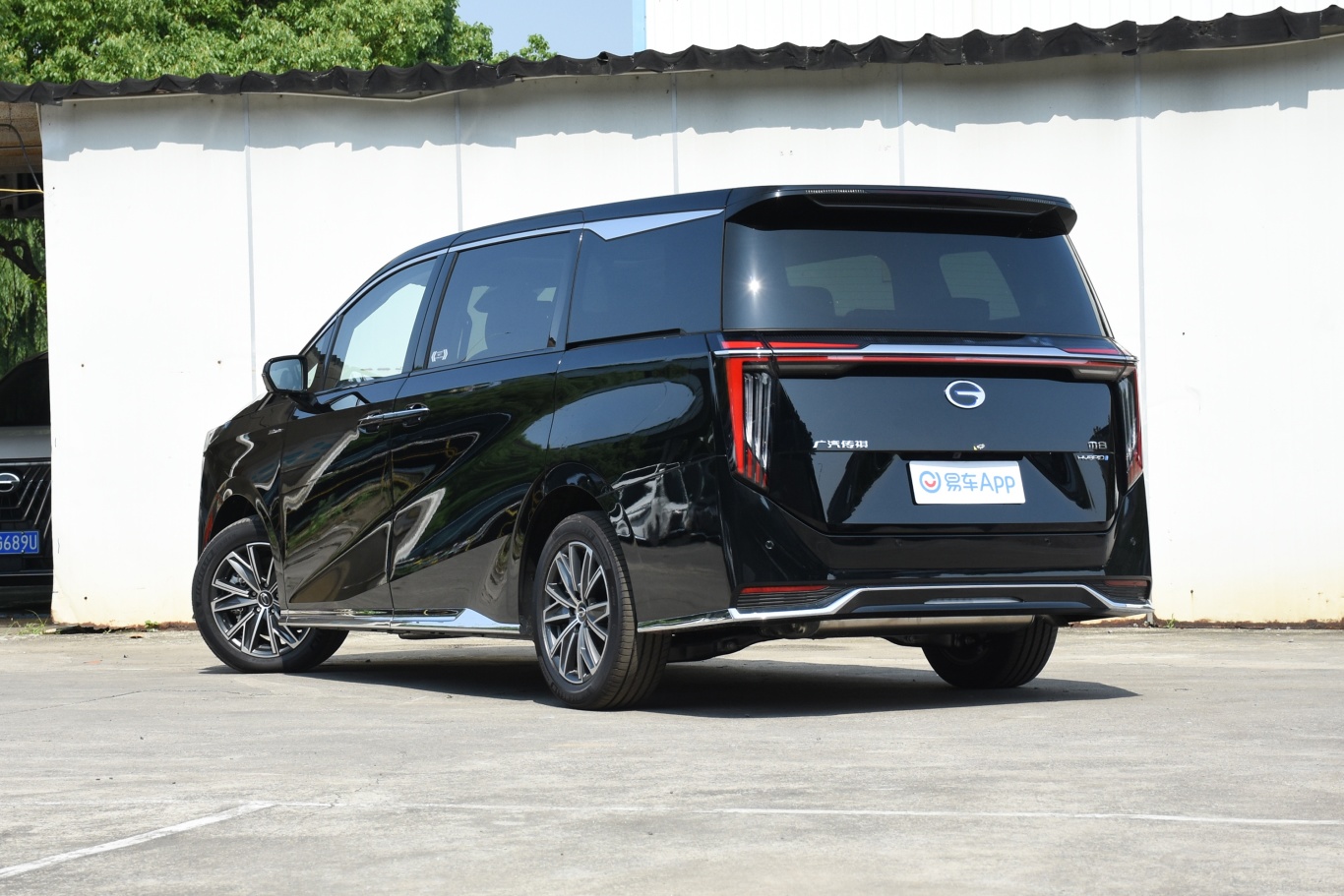 【传祺M8大师系列 2.0T 超级混动版 7座侧后45度车头向左水平图片-汽车图片大全】-易车
