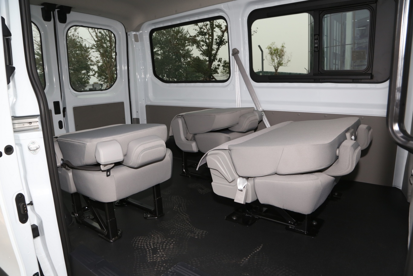 【全顺T82.3T 自动中轴中顶多功能版 6座(2+2+2)后排空间图片-汽车图片大全】-易车