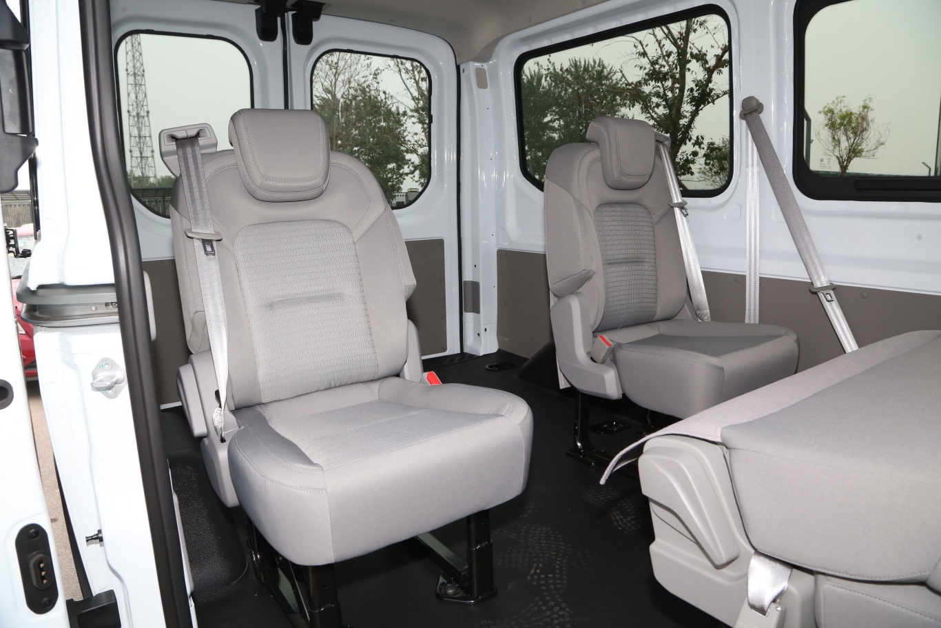 【全顺T82.3T 自动中轴中顶多功能版 6座(2+2+2)第三排座椅图片-汽车图片大全】-易车