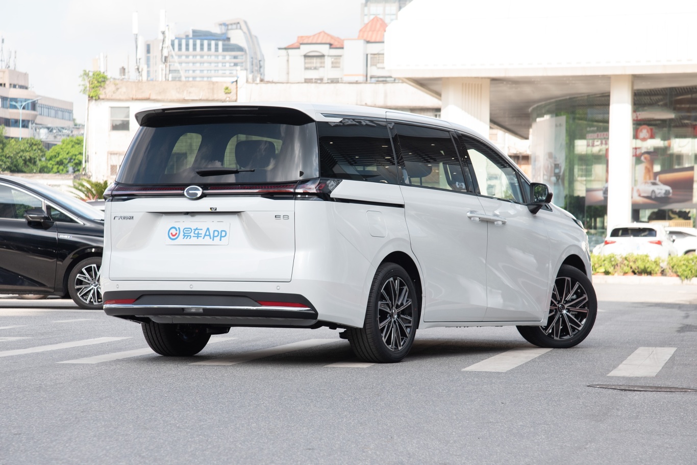 【传祺E8荣耀系列 2.0L 荣耀版侧后45度车头向右水平图片-汽车图片大全】-易车