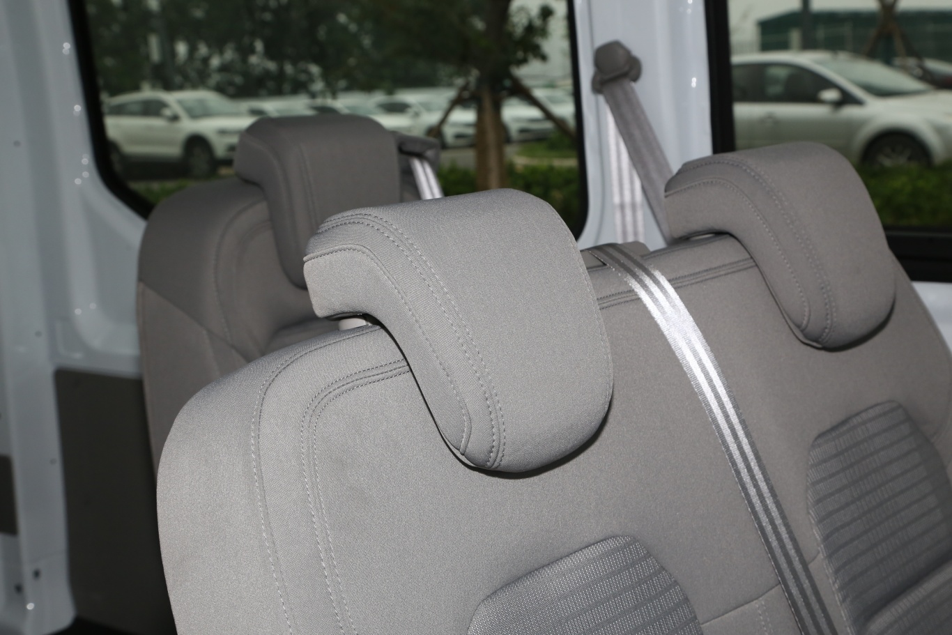 【全顺T82.3T 自动中轴中顶多功能版 6座(2+2+2)后排空间图片-汽车图片大全】-易车