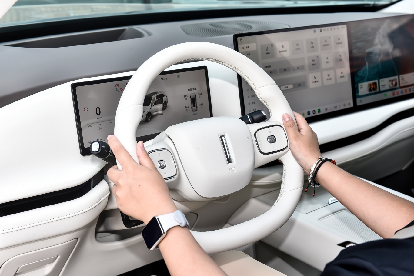 【魏牌蓝山1.5T 185km 四驱Max主驾驶位图片-汽车图片大全】-易车