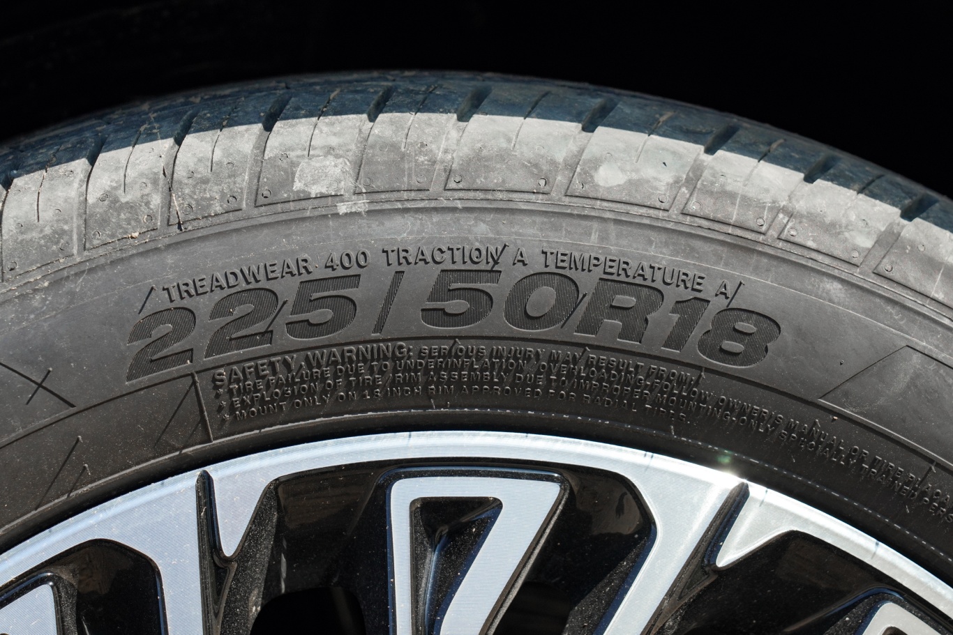 【红旗H52.0T 自动旗畅50万辆纪念版前轮胎尺寸图片-汽车图片大全】-易车