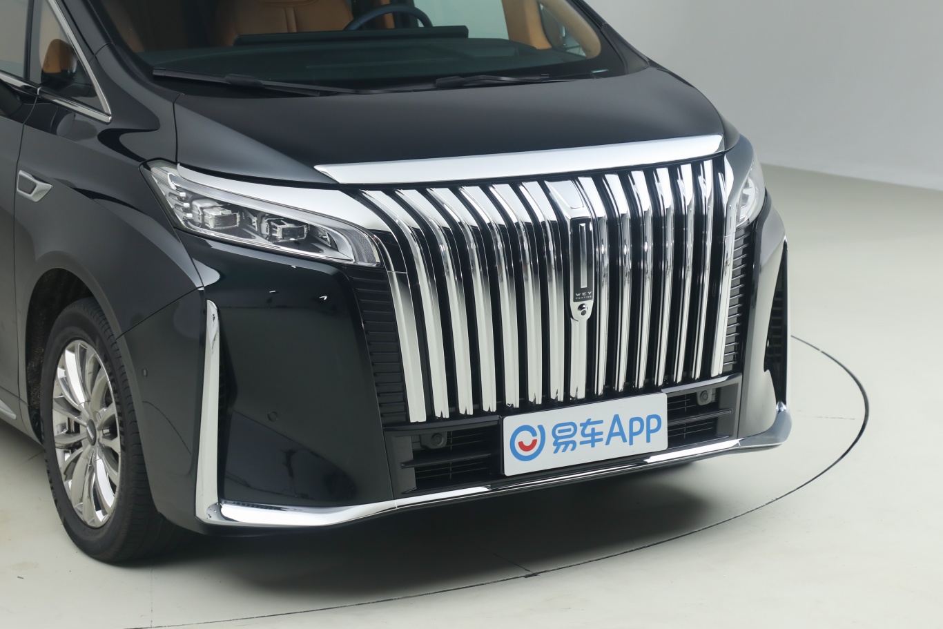 【魏牌高山1.5T 170km 四驱行政加长版 6座前格栅侧俯拍图片-汽车图片大全】-易车