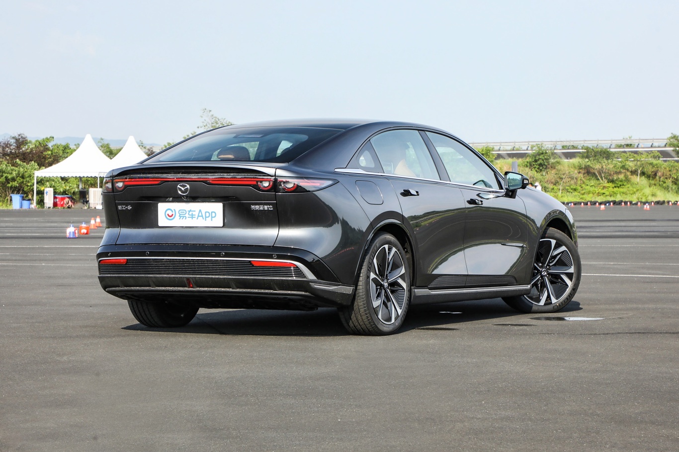 【马自达EZ-6纯电版 600km 智尊版侧后45度车头向右水平图片-汽车图片大全】-易车