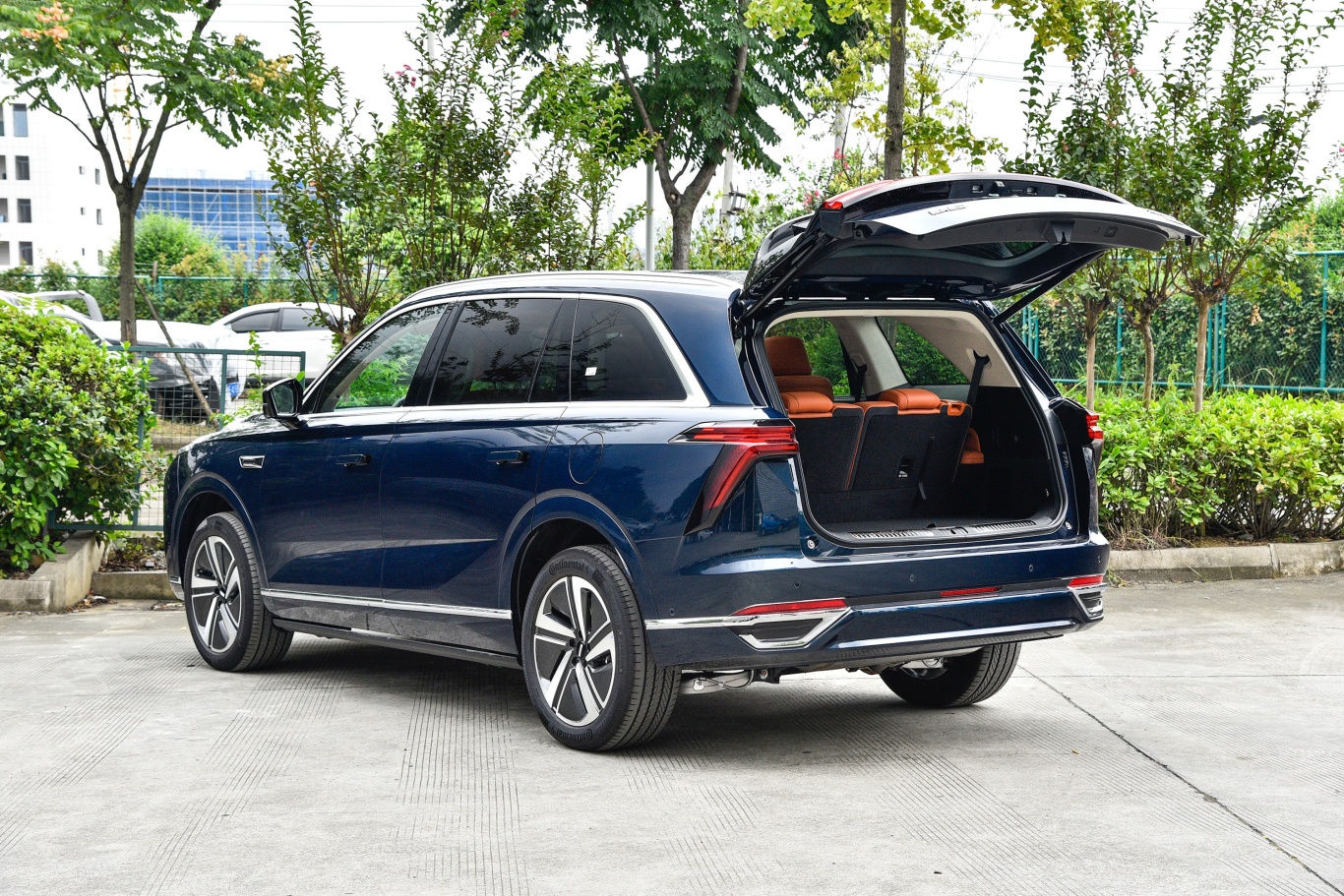 【魏牌蓝山1.5T 185km 四驱Max后备厢开启45度侧拍图片-汽车图片大全】-易车