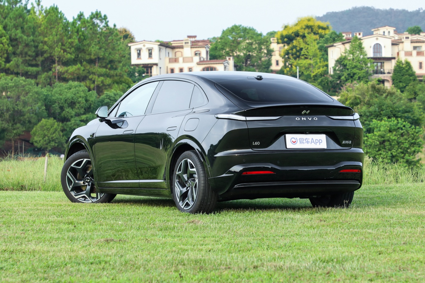 【乐道L60555km 后驱标准续航版侧后45度车头向左水平图片-汽车图片大全】-易车
