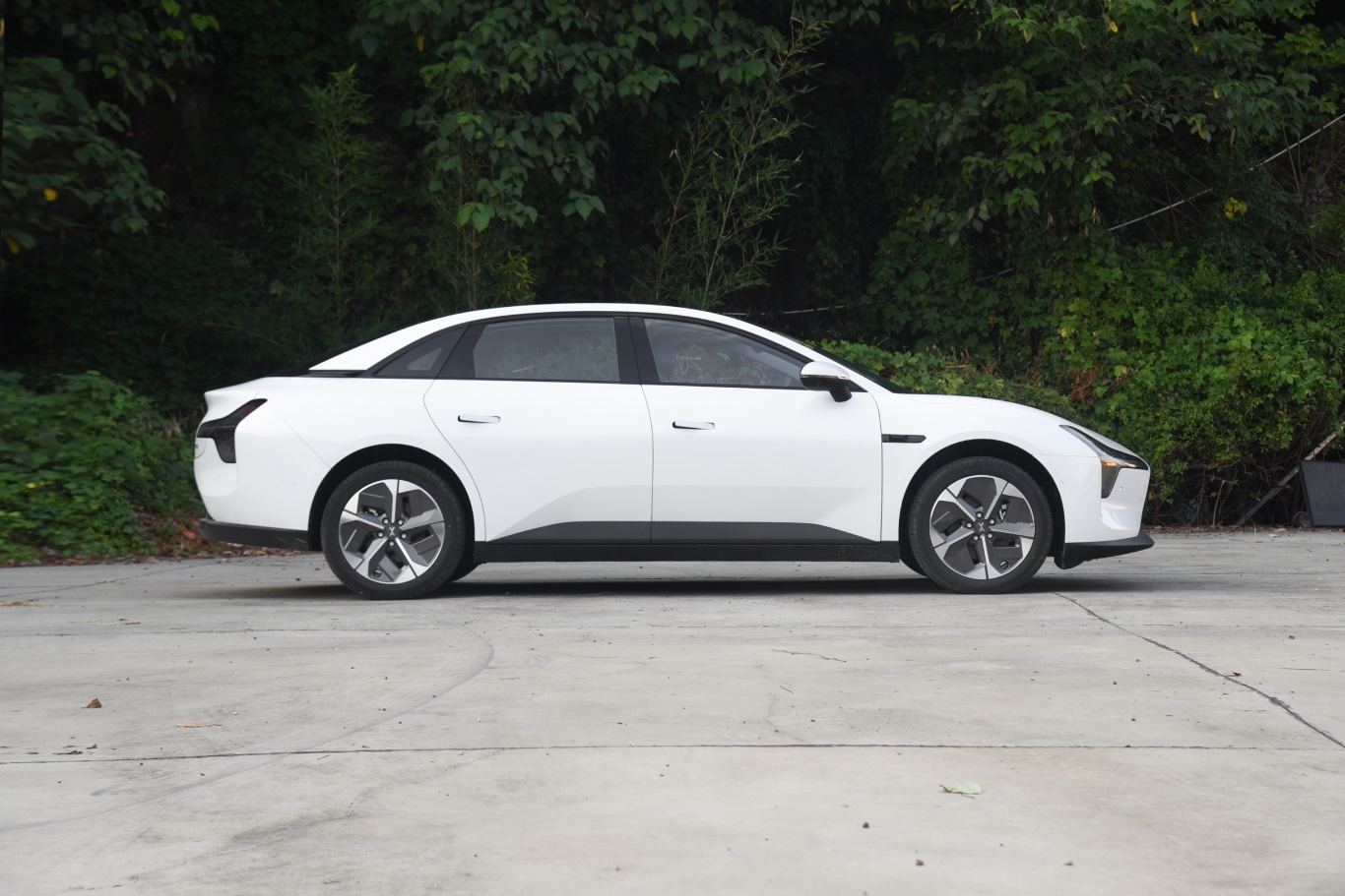 【小鹏MONA M03515km 长续航版正侧车头向右水平图片-汽车图片大全】-易车