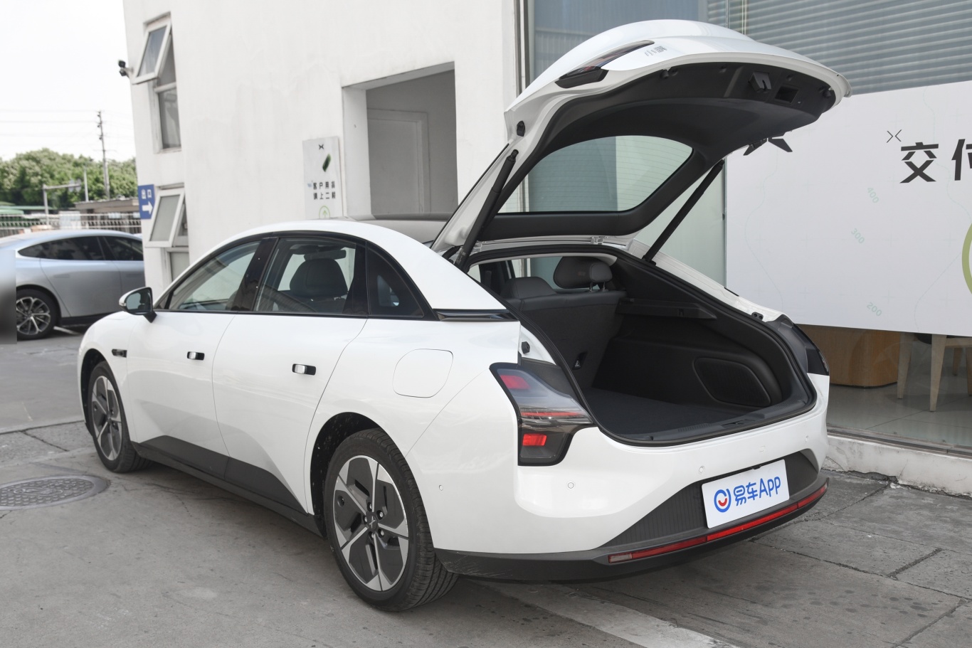 【小鹏MONA M03515km 长续航版后备厢开启45度侧拍图片-汽车图片大全】-易车