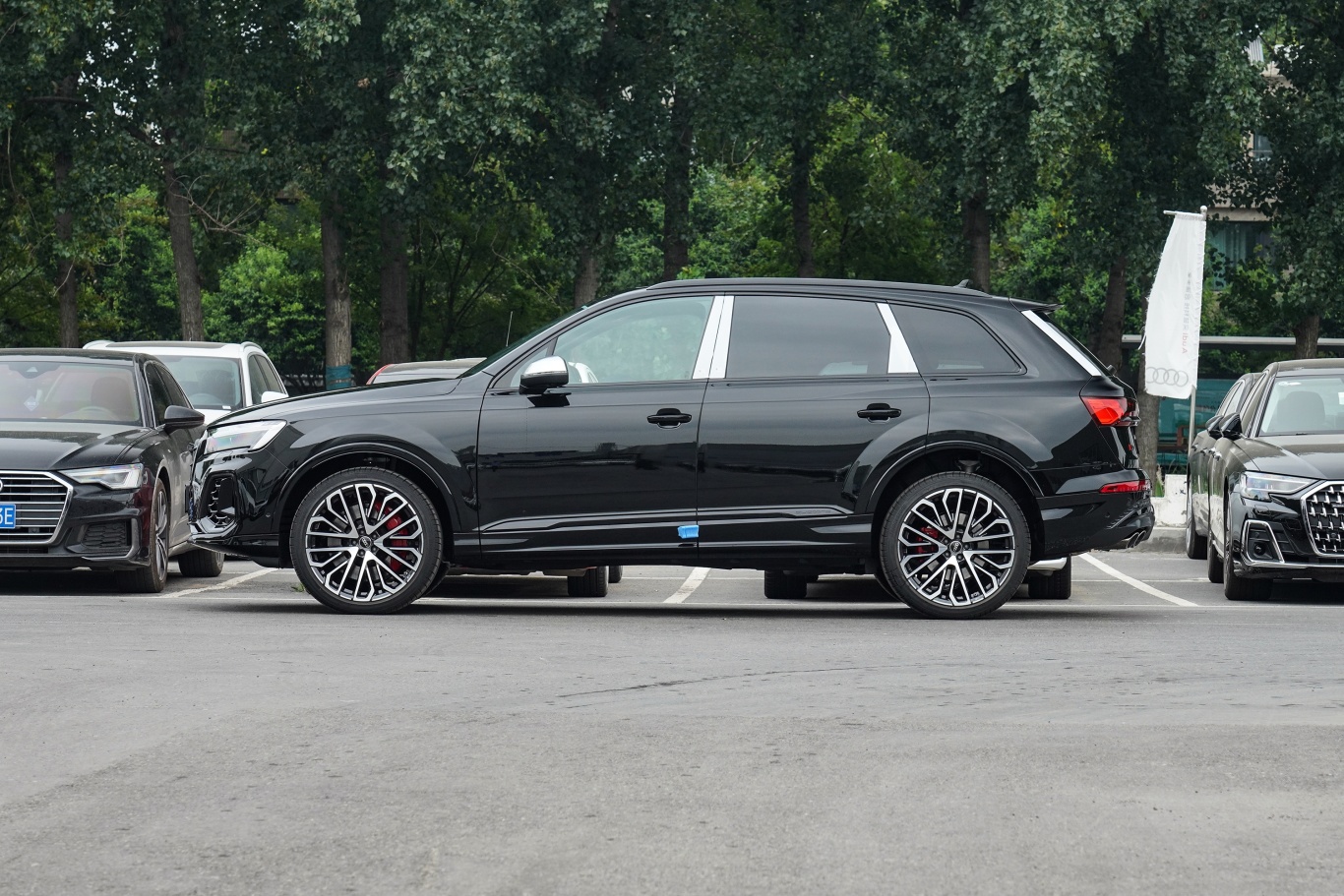 【奥迪SQ74.0T 标准版正侧车头向左水平图片-汽车图片大全】-易车