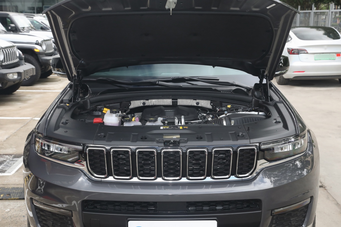 【大切诺基4xe2.0T 47km 高峰版前舱整体图片-汽车图片大全】-易车