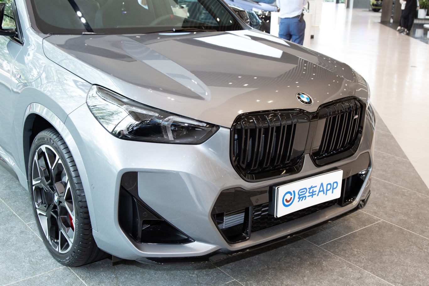 【宝马X1M35Li前格栅侧俯拍图片-汽车图片大全】-易车