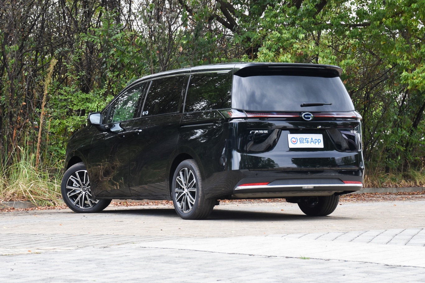 【传祺E8荣耀系列 2.0L 荣耀版侧后45度车头向左水平图片-汽车图片大全】-易车